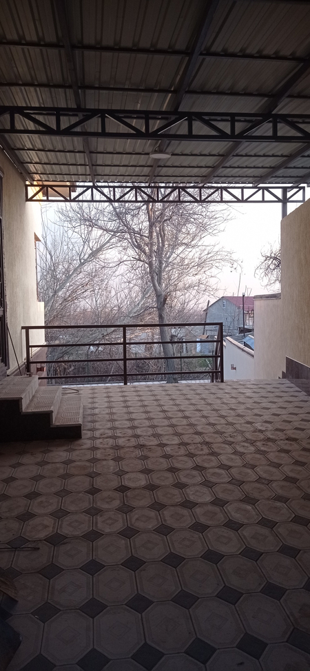 Продам 2- дома . На берегу реки.