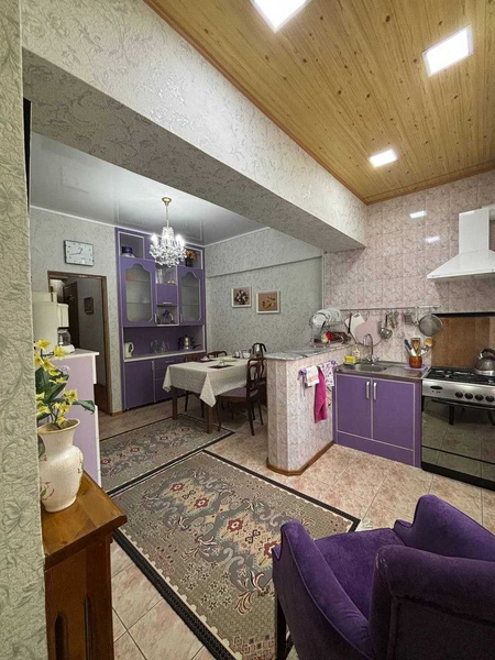 ЦУМ Космонавтов 3/3/4 (90м