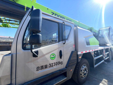 Новый модель ZOOMLION  25-тн.  Длина стрелы + гусек: 49 м.