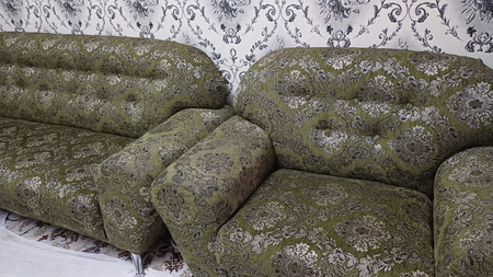 Продаётся диван с двумя креслами.