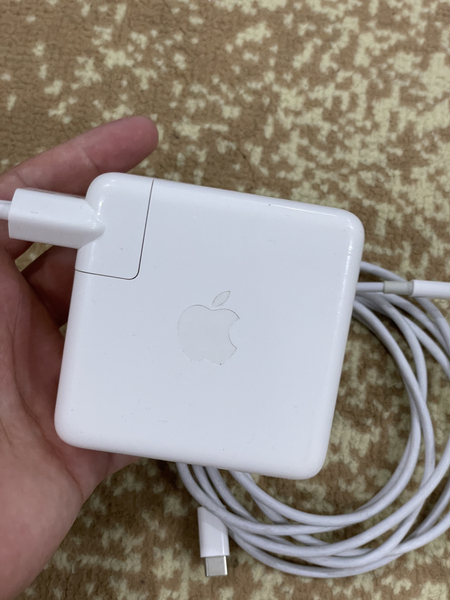 MacBook Pro Original zaryadka sotiladi