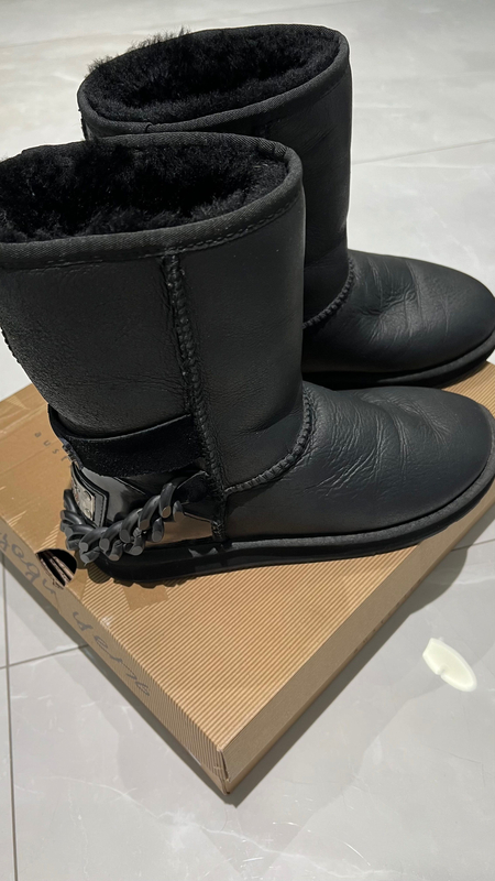 Продам женские сапоги UGG