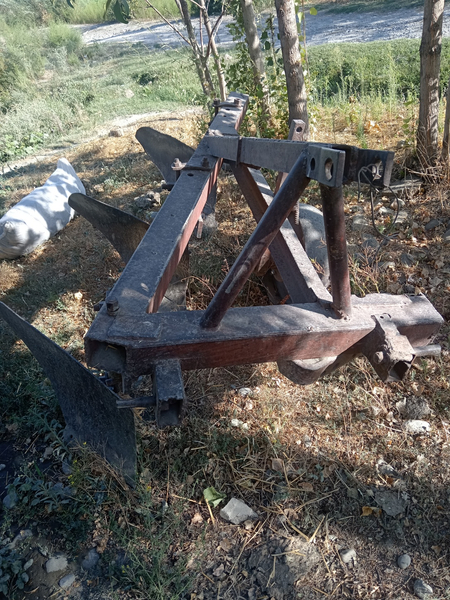 Mtz 80 sotiladi.