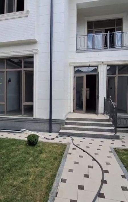 Коттеджи Яшнабадский район 
3 уровня 
5 комнат
4 санузла 
350м²
Есть