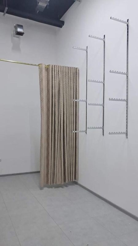 Stellaj kiyim do\\\'koni uchun mebel.