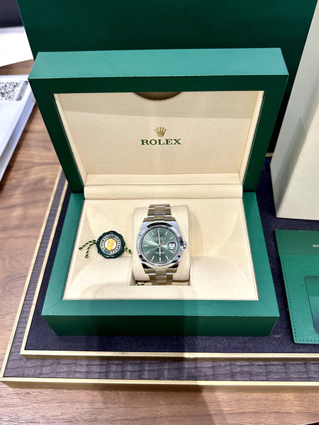 NEW Rolex Datejust 41mm 126300 GREEN
