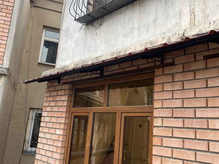 Монтаж козырьков над окнами
