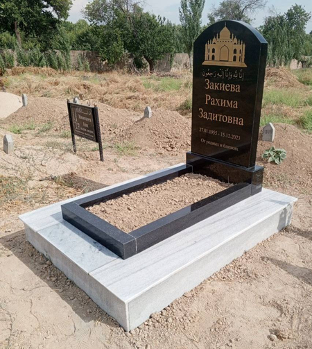 Памятник из чёрного гранита и белого мрамора