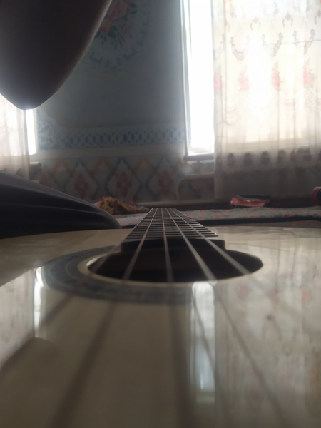 Gitara sotiladi aybi simi uzilgan