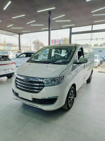 Б правада ҳайдаш мумкин бўлган JAC M3 Plus 9 ўриндиқли  минивен