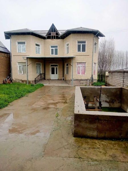 Uy sotiladi 8 sotix 7 xona 2 qavvatli