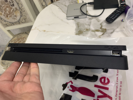 Playstation 4 slim HDR 1TB игры 12 и два джестика  как на фото