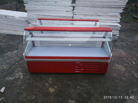 Vitrinniy xolodilnik