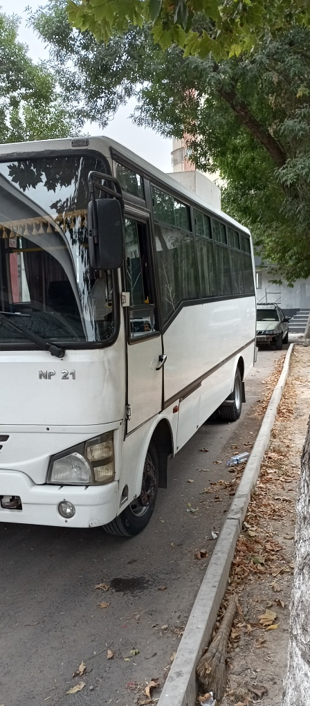 Isuzu avtobus sotiladi.NP 21