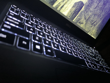 Срочно ноутбук Сотилади Dell//i7//8Gb Ozu// 4Gb видеокарта