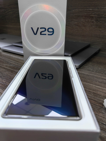 Vivo V29  12/256GB в отличном состоянии полный комплект с гарантией!