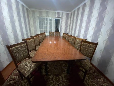 Стол и стуля в хорошем состоянии.