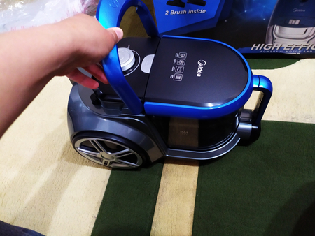 Пылесос Midea 2000 ватт+ 400 вт всасывания