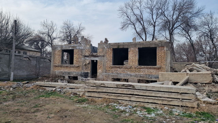 Нотурар жой бино сотилади. Куп каватли турар жой курилишига кулай жой.