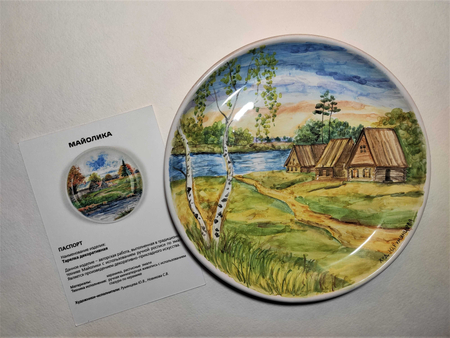 Тарелка декоративная в традиционной технике Майолики