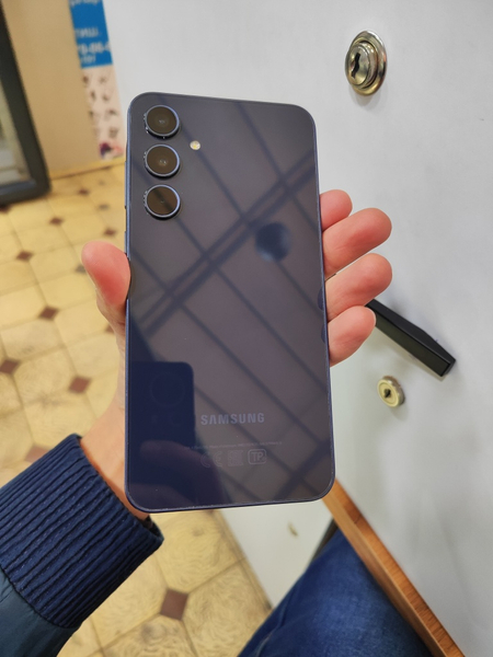 Samsung A35.  8 256gb