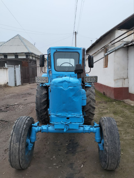 Traktor sotiladi T 40.