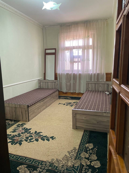 Shahar markazida 2 honali uy Sotiladi. В центре продаётся 2х ком КВ.