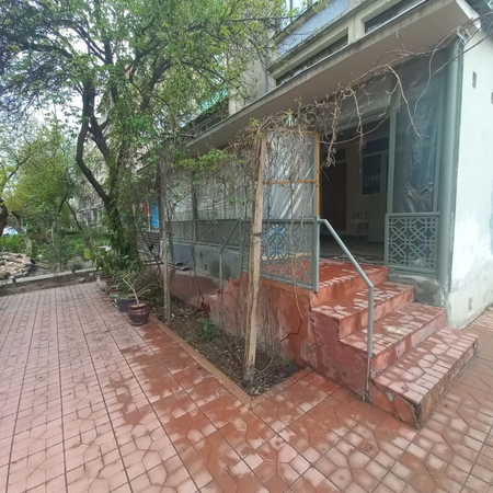 TTZ Ahmad Yugnakiy 2 xonali 1 qavat orqa xovlisi bor 3 avtomobil