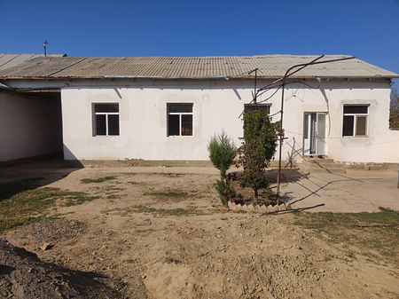 Uy sotiladi 28kv  6ta xona xammom tuvalet xammasi bor