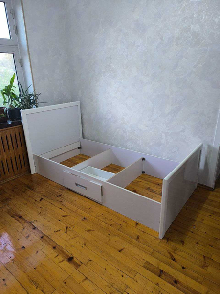 Продаётся односпальная кровать - 2 штуки.