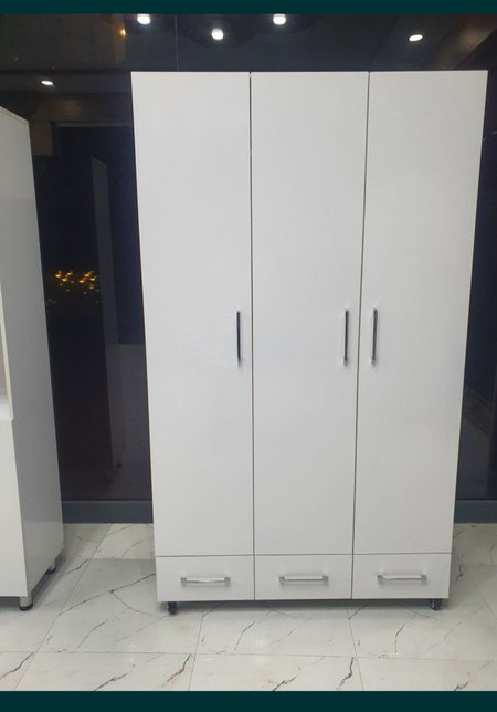 Shkaf 3 eshikli va ģaladonli  razmer 1200x50x200
