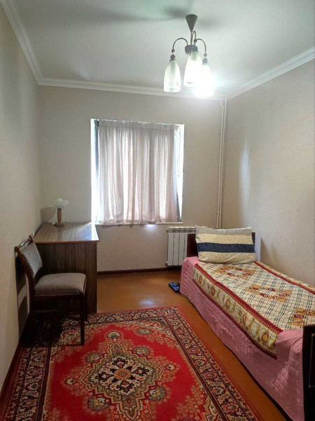 Сдается 4 ком в центре , Садыка Азимова семье. Недорого.