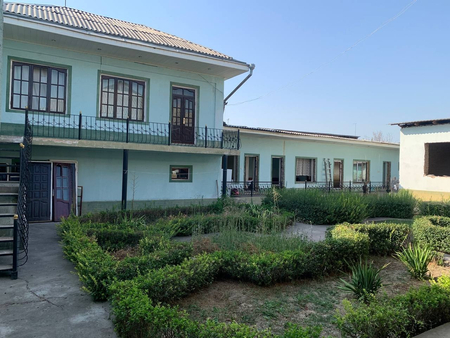 Toshkent viloyati Nurafshon shaxri  Navruz MFYda uy sotiladi