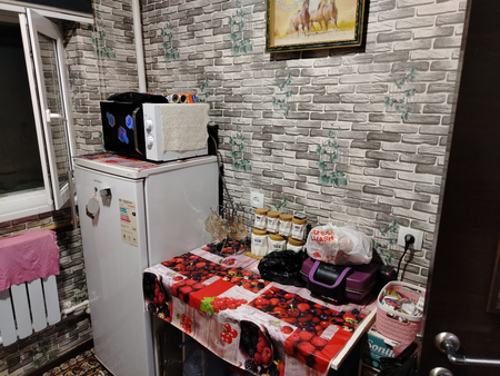 Uy sotiladi 3 xona jixozlari bilan  48 000 kami bor