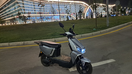Sukuter surojna sotiladi 6 batare tezligi75 kilometir85