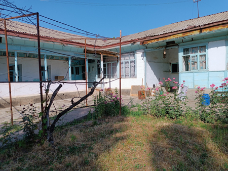 Uchaska sotiladi 30 sotix bölib olish uchunam beriladi sotixi 3000ş