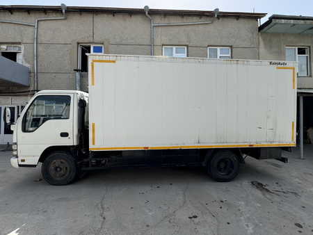 Isuzu 5Tn holati yahshi 2010 yil