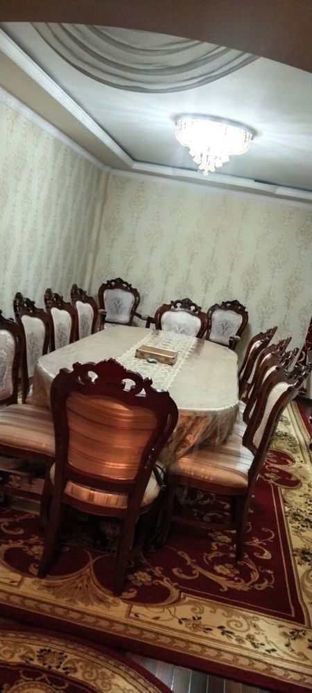 Стол+стулья (12шт).из чистого ореха. Состояние новое.