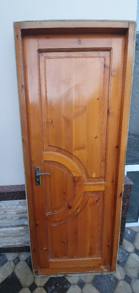Дверь с каробкой из сосны бу 2 × 80 хорошем состаяния
