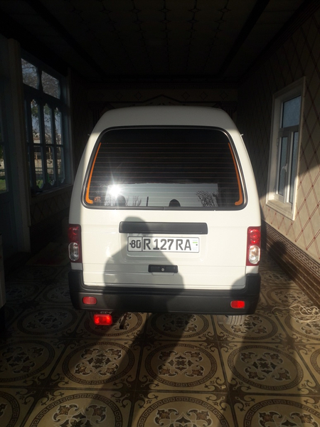 Moshina bir qo\\\'l minilgan toza hammajoyi radnoy turibdi