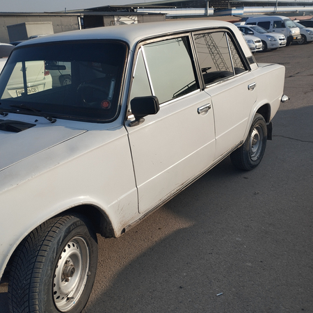 Vaz 21011 sotiladi