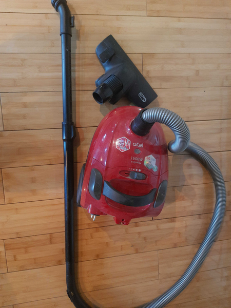 Продается пылесос ARTEL 1600W