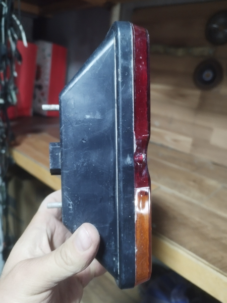 Продам задние фары новые