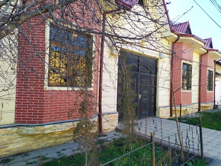 Hovli uy sotiladi