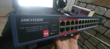 PoE switch 24 poʻrtli 2tasi 1da