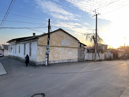 Olmazor tumani yer xisobida uchaska sotiladi