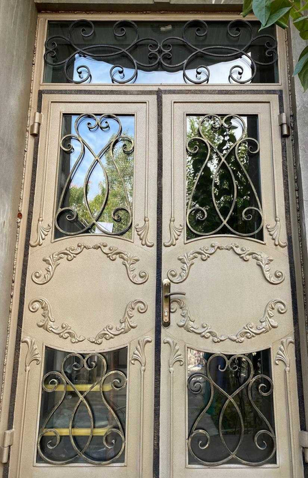 Продаеться железная дверь, 3м10см на 1м87см.