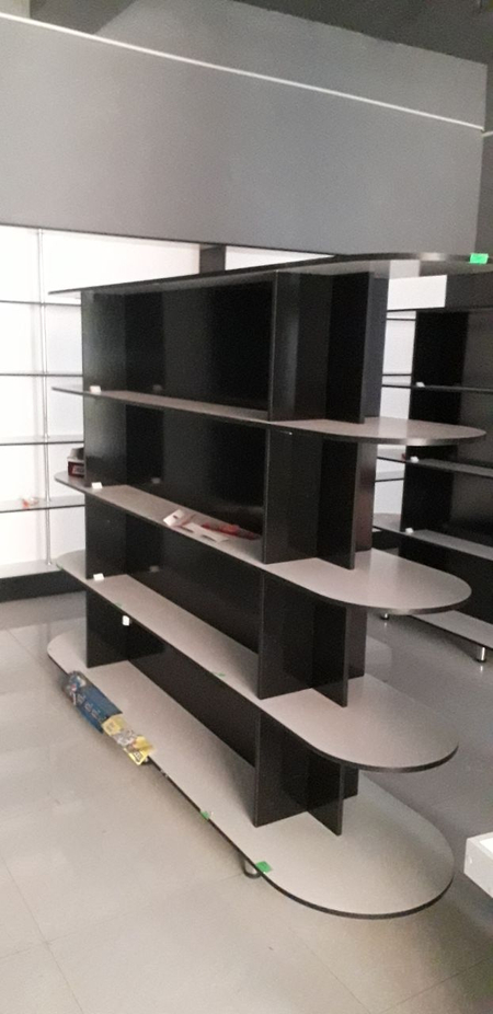 Продаётся мебель для магазинов.