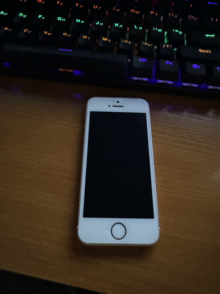Iphone 5 se holati yaxshi ishlashlari zo'r.karobkasi yo'q.tegiga javob