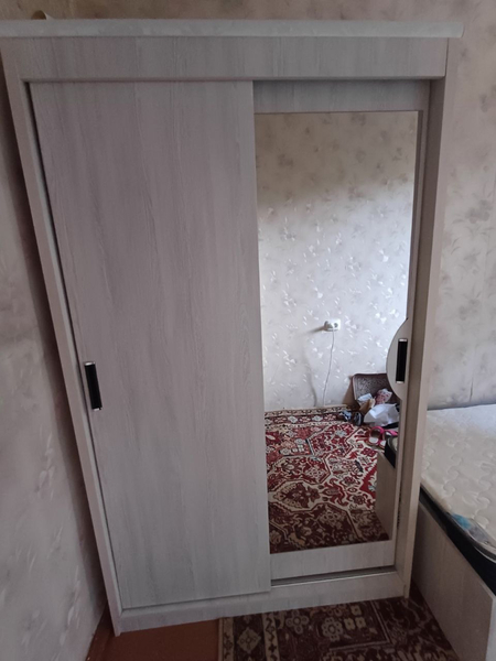 Продается кровать тумбочка и шкаф